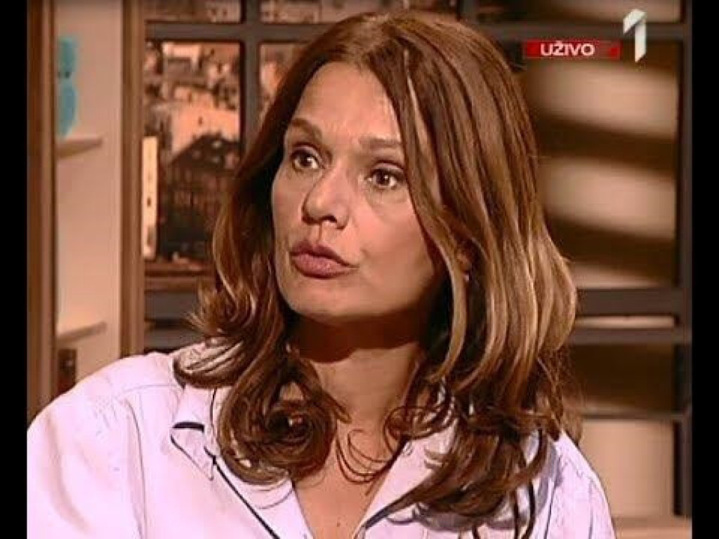 Da li su iste? Ovo je sestra bliznakinja Mirjane Bobić Mojsilović, bila ... Da li su iste? Ovo je sestra bliznakinja Mirjane Bobić Mojsilović, bila ...